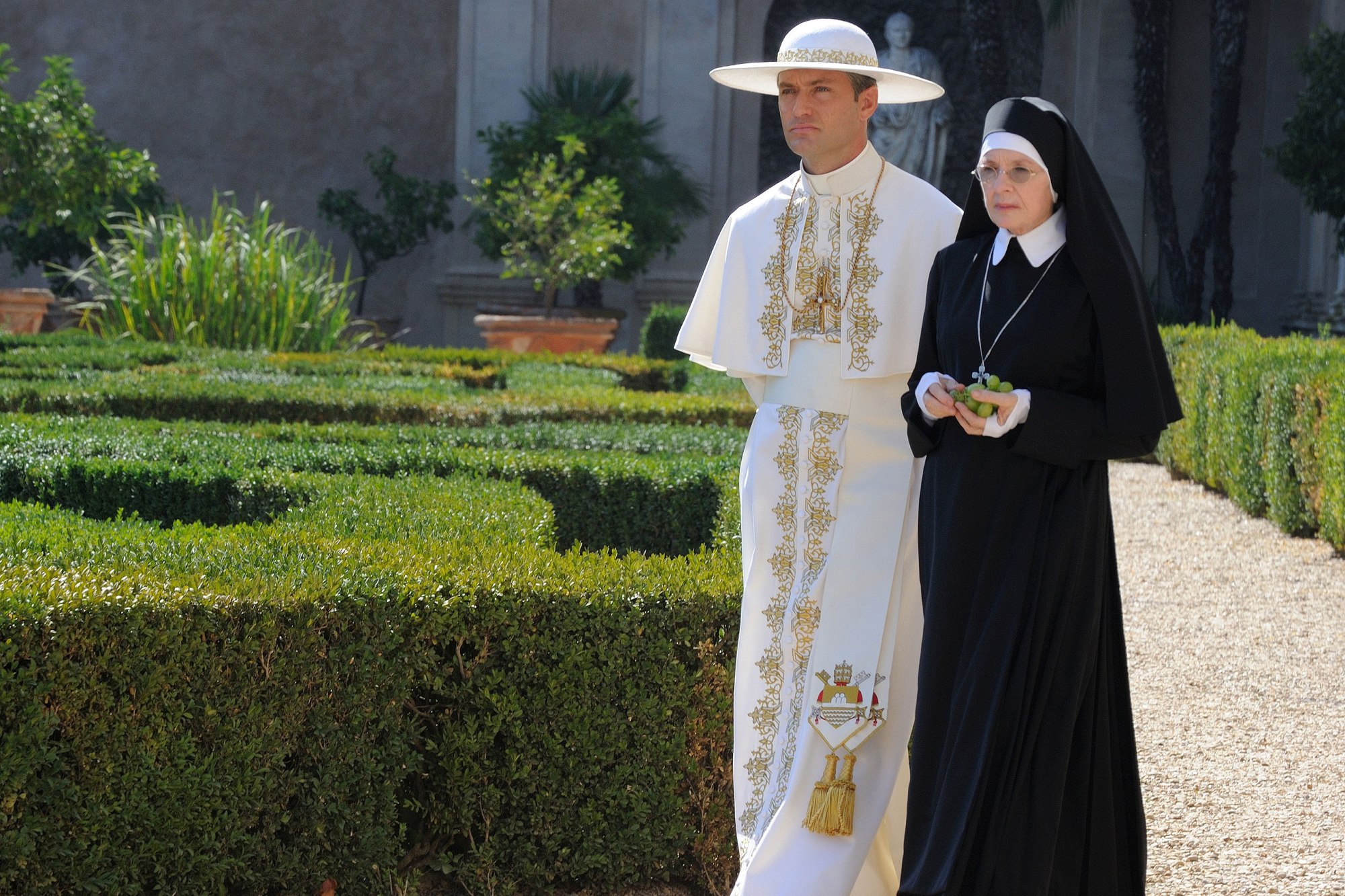 TV Review: I Have No Idea What to Make of The Young Pope Yet – We ...